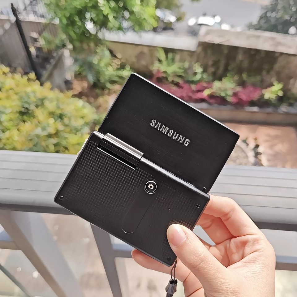 Samsung MV800 Flip-out Touch Screen Vlog Compact Digital Camera 16MP w ...