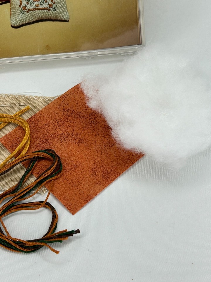 Earth Threads Cross Stitch Embroidery Needle point Kit "Assisi Scissor ...