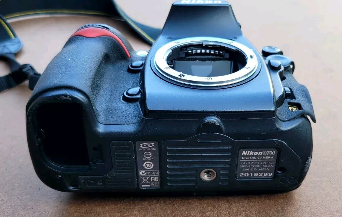 Nikon D700 12.1MP Digital SLR Camera Body with Speedlight SB700 | eBay