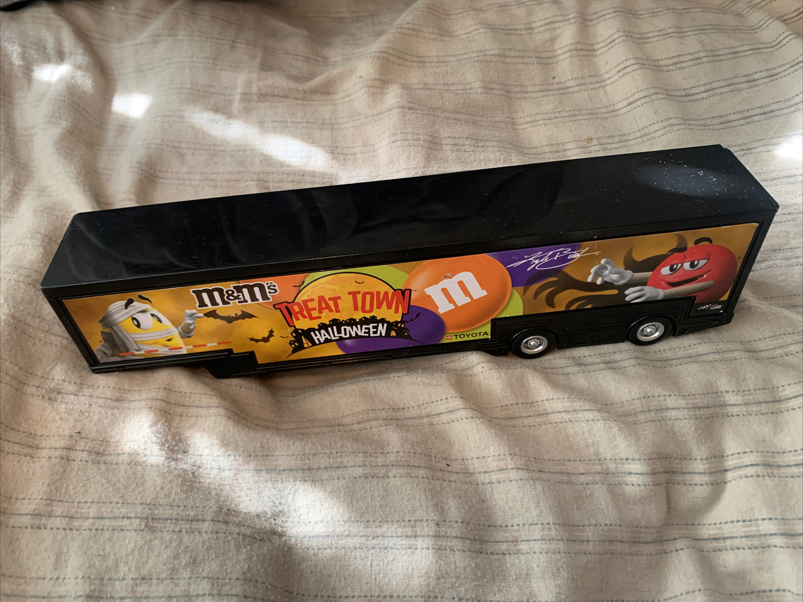 2021 Wave 1 Kyle Busch Skittles Zombie Halloween Hauler 1/64 NASCAR No ...