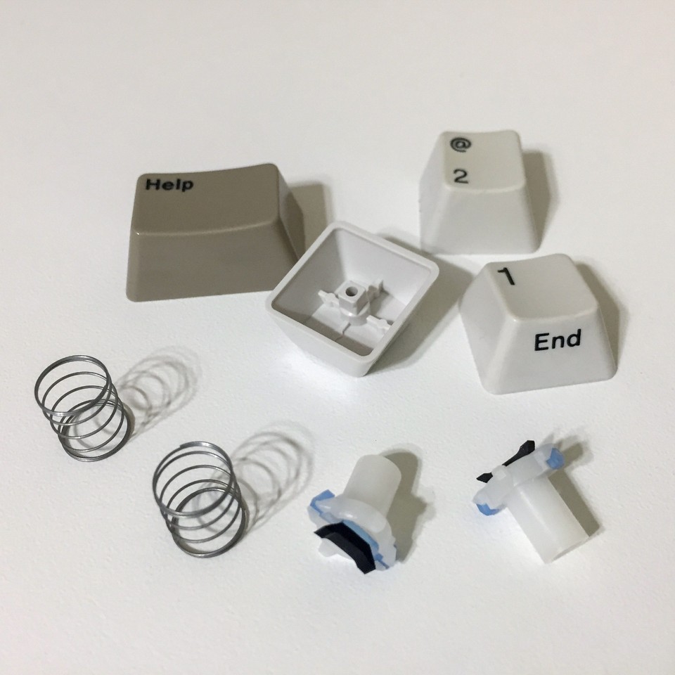 COMMODORE AMIGA A3000; A4000 KEYBOARD REPLACEMENT KEY CAPS with WHITE ...