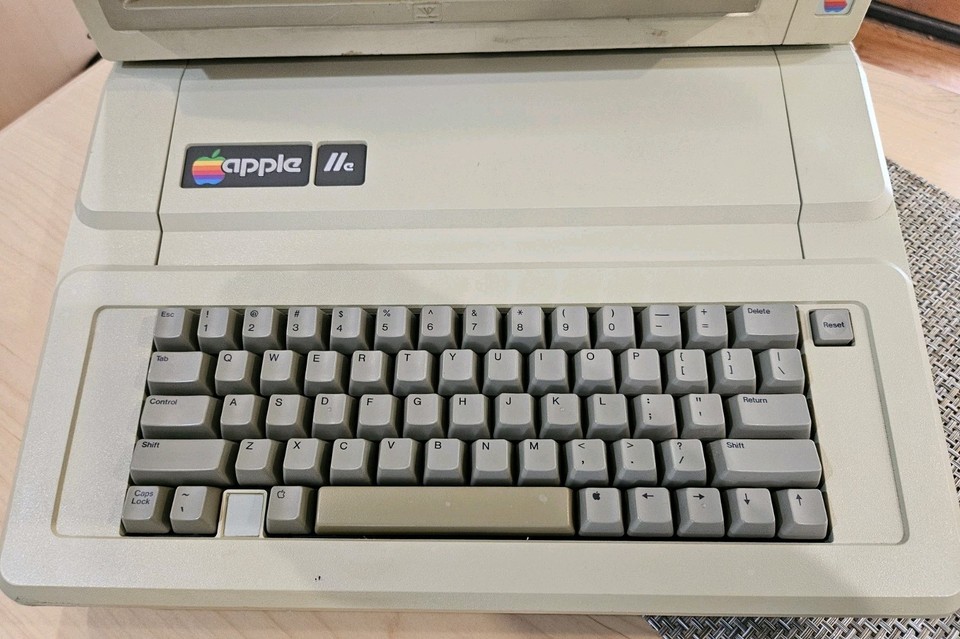 Apple 2E Personal Computer Bundle AA 11040B Vintage IIE Monochrome ...