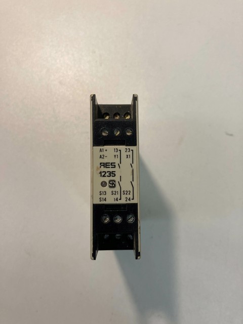 Schmersal AES 1235 D AES1235D 24VDC Sicherheitsrelais -- for sale ...