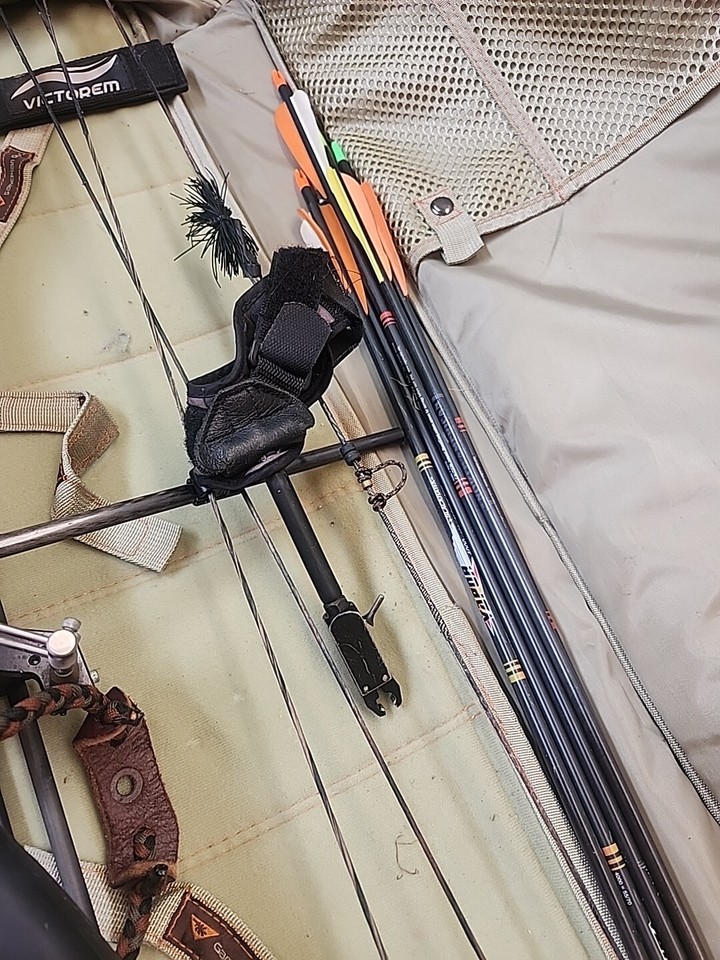 RH Parker Hunter Mag Compound Bow & Lots Of Extras Arrows Bow Case ...