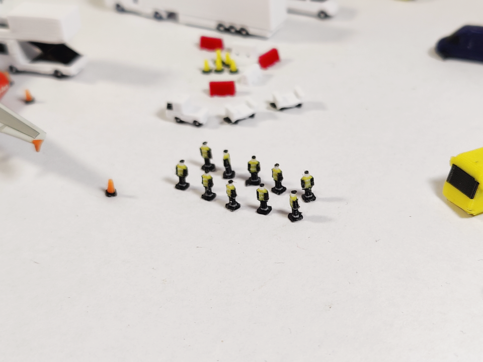 40x Yellow AIRPORT GROUND CREW/People Aircraft GSE Models 1:400 Scale ...