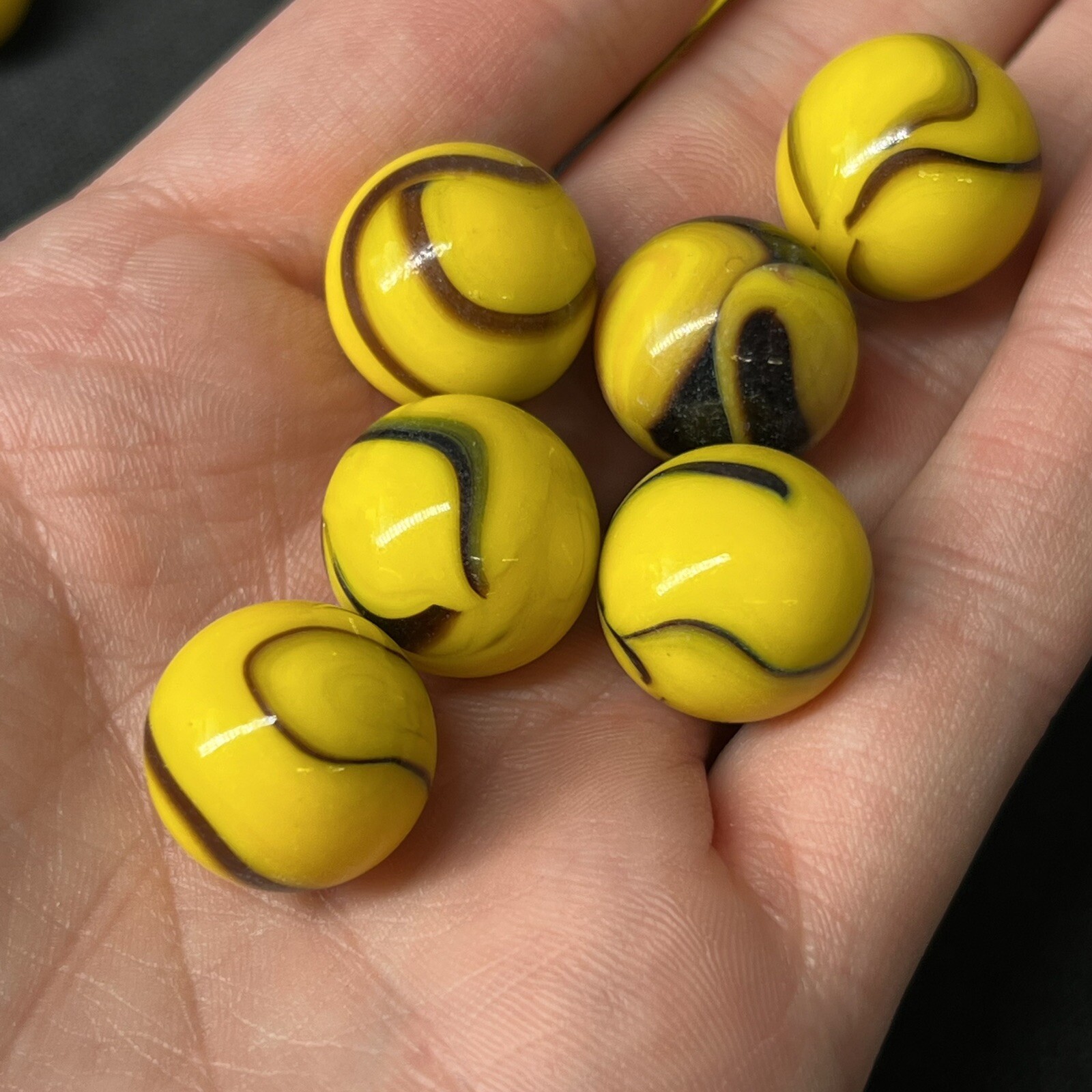LOT OF VINTAGE PELTIER BUMBLE BEE BLACK YELLOW SWIRL GLASS MARBLES .6 ...