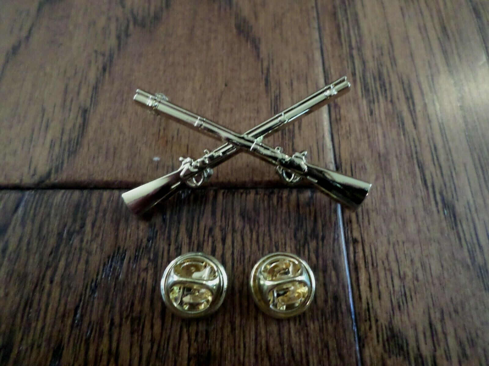 U.S MILITARY INFANTRY PIN CROSSED RIFLES METAL HAT LAPEL BADGES 1 3/4 ...