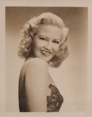 Marilyn Maxwell (1940s)🎬⭐ Bombshell - Alluring Pose Exotic Vintage ...