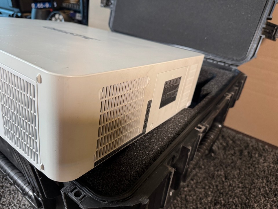 Christie LWU501i HDMI/VGA-WUXGA Large Venue Projector+SKB Case Lamp ...