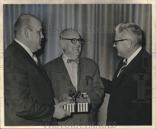 1970 Press Photo Stephen Rogers at Lew Kennedy Retirement Party with ...