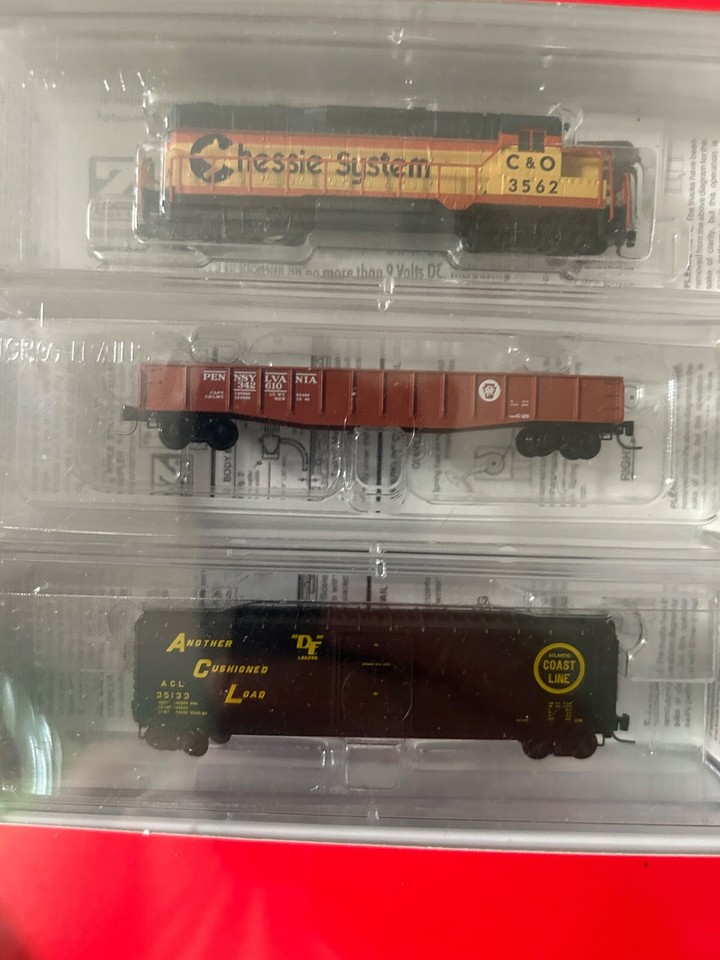 Z scale Micro-Trains 994 03 230 Table top railroad set. Chessie/C&O ...