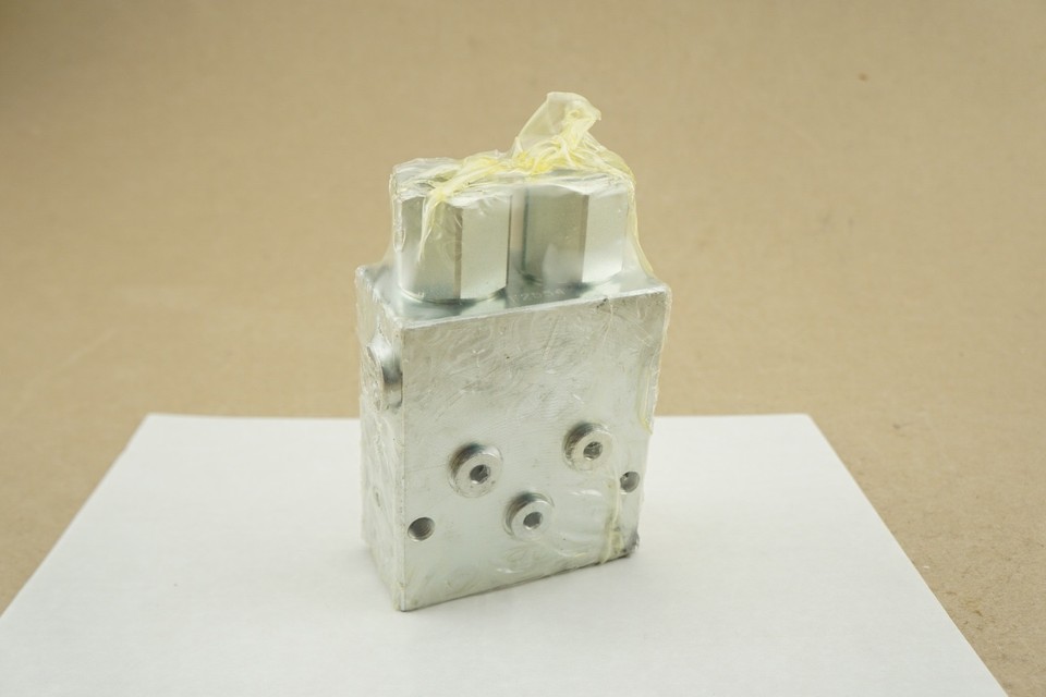 New Genuine JLG Oil Control Modena 084460030335003 7028344 Relief Valve ...