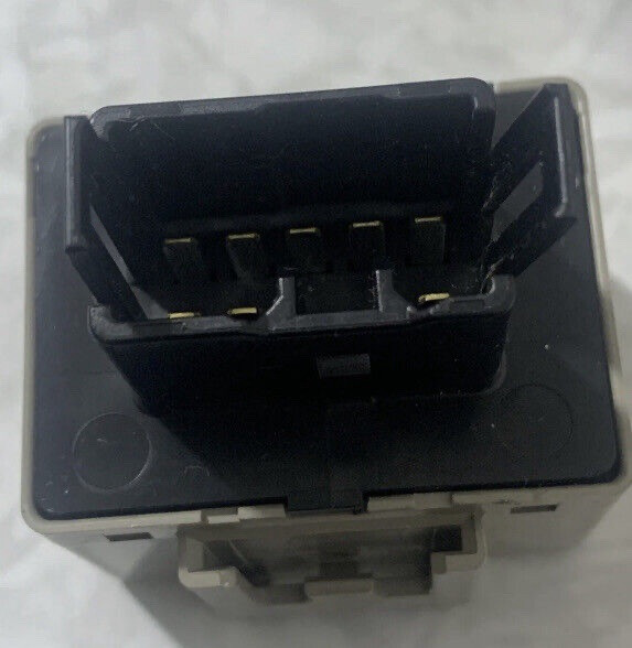 Genuine Toyota Yaris RAV4 etc.. Genuine Denso 8 Pin Flasher Relay 81980 ...