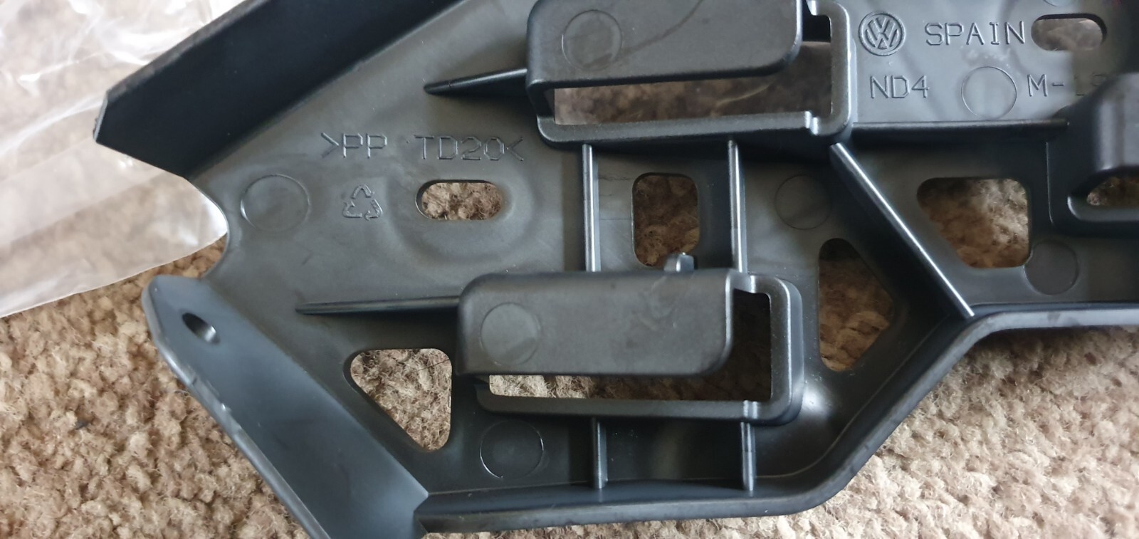 Genuin NEW Volkswagen Polo 9N 02-09 Passenger Left Rear Bumper Bracket ...