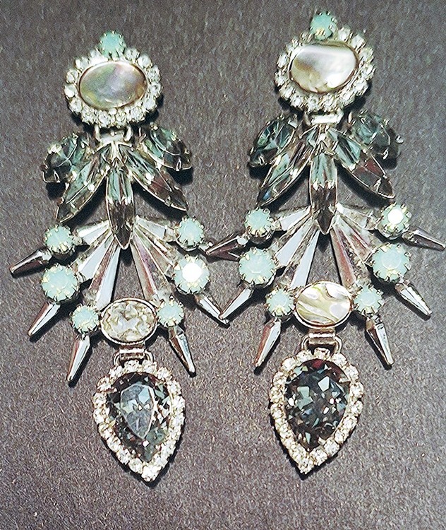 GEORGOUS ELIZABETH COLE EARRINGS OLDER STYLE BUT NEVER WORN LIKE NEW ...