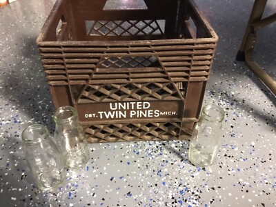 vintage Twin Pines Detroit, MI. plastic milk crate With 3 Small dairy ...