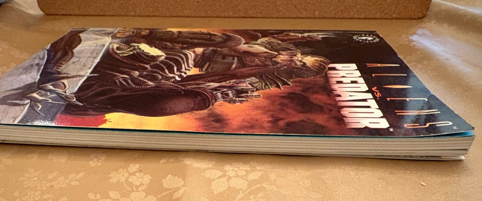 ALIENS vs PREDATOR 1991 Paperback DARK HORSE Graphic Comic BOOK - FIRST ...