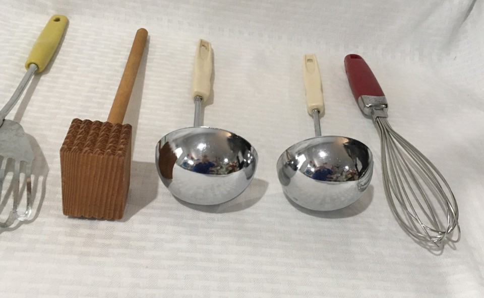 LOT OF 6 VINTAGE FARMHOUSE KITCHEN UTENSILS / WHISK, LADLE, SPATULA ...