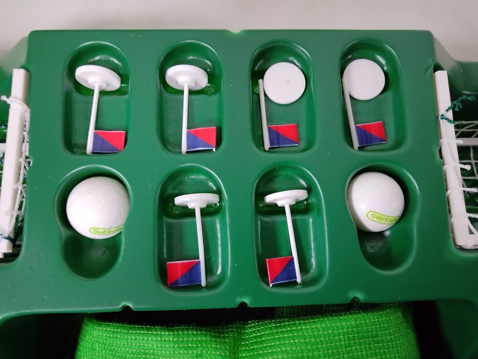 Subbuteo Table Soccer OO Scale + extra players incl West Ham/38/GM/077 ...