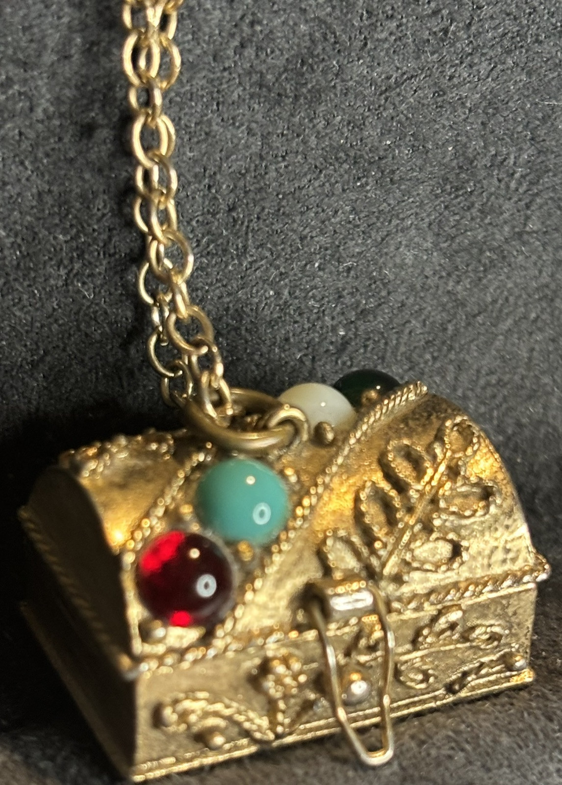 Vintage Avon Queens Ransome Pill Box Treasure Chest G… - Gem