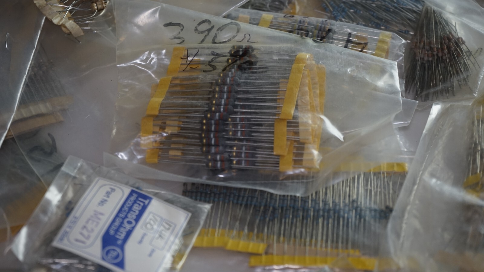 HUGE LOT 15,000 of Mixed Lot Resistors Transistors Capacitors 15LB Bag ...