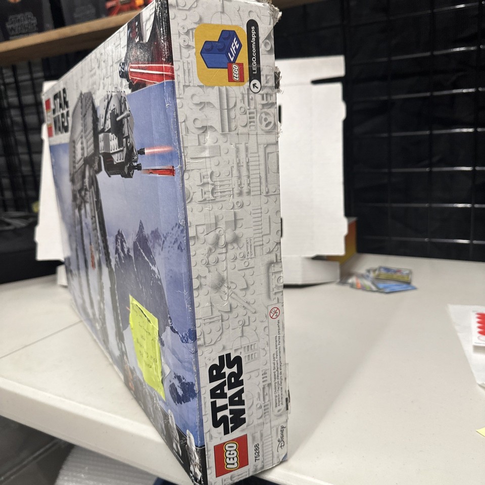LEGO Star Wars: AT-AT (75288) Box Damage Missing 4 Mini Figures ...