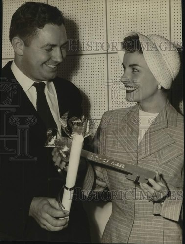 Press Photo Actress Janet Blair receives key to city from man ...