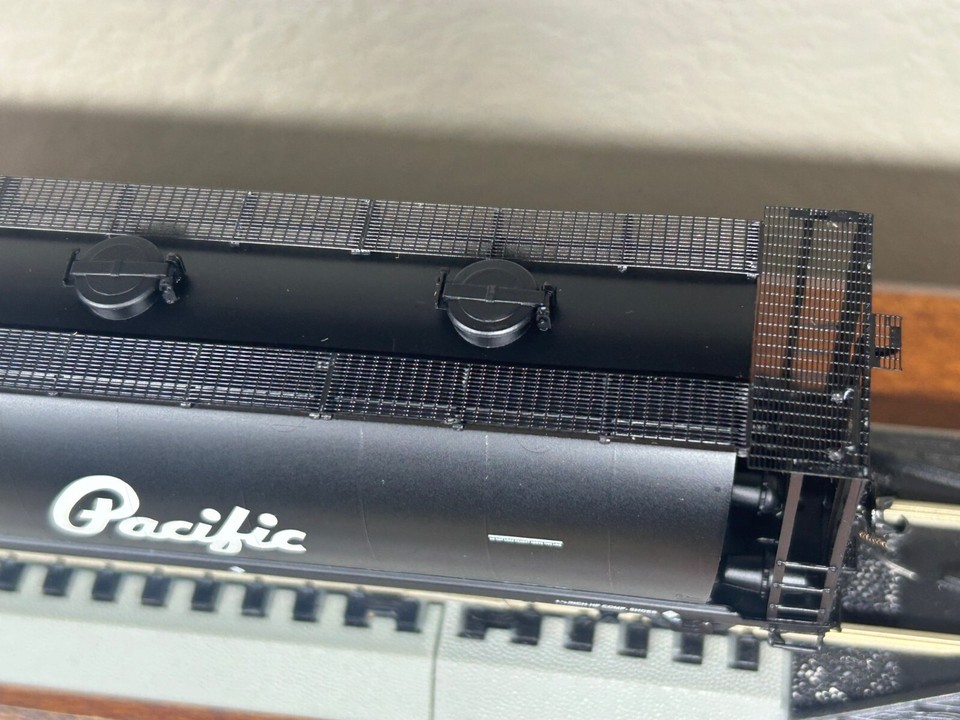 CANADIAN PACIFIC - SCRIPT / CYLINDRICAL COVERED 4 BAY HOPPER CAR- HO ...