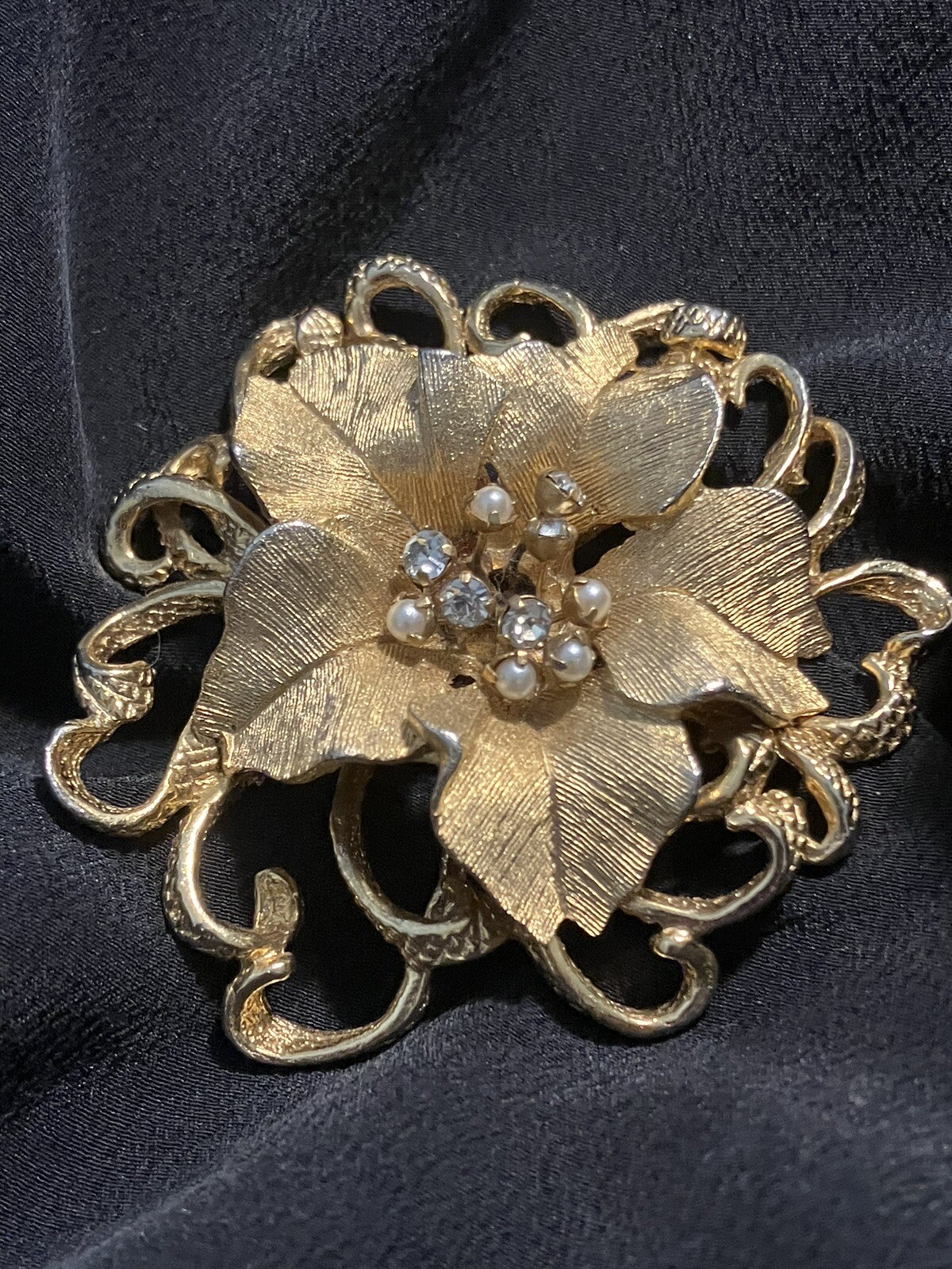 HAR Signed Vintage flower Brooch - Gem