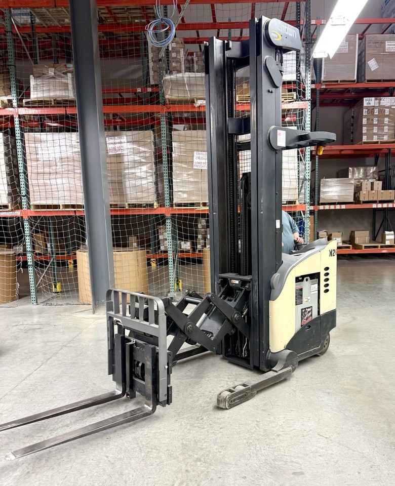 Crown RD5220-30 Reach truck 3000lb load capacity Excellent, Just ...