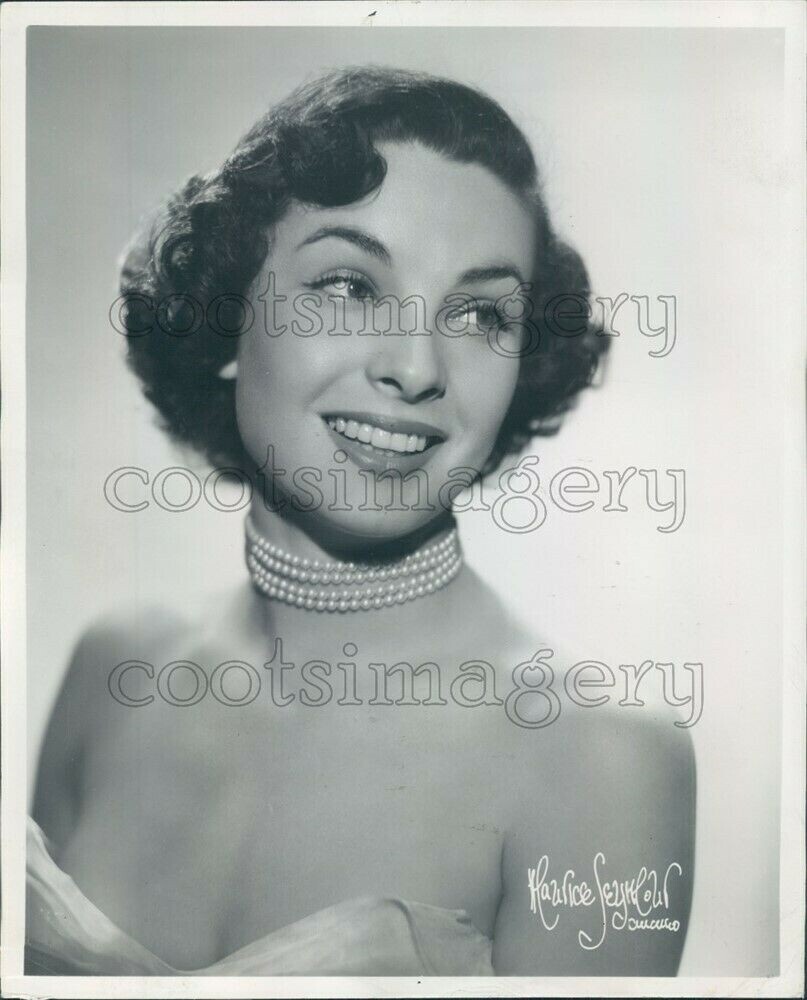 1952 Press Photo Lovely Actress Model Jeanne Bal Bare Shoulders Pearls ...