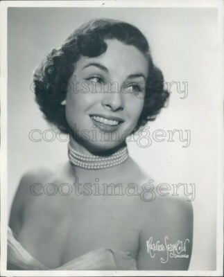 1952 Press Photo Lovely Actress Model Jeanne Bal Bare Shoulders Pearls ...