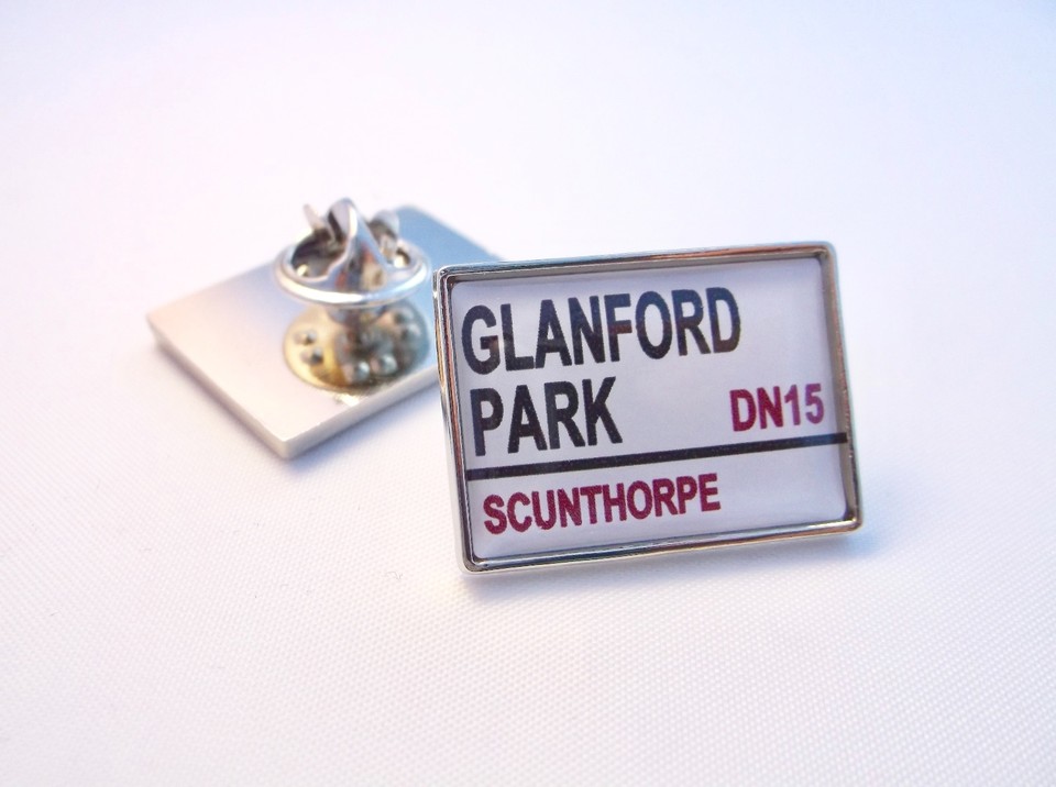 SCUNTHORPE STADIUM ROAD STREET SIGN LAPEL PIN BADGE TIE TACK GIFT | eBay