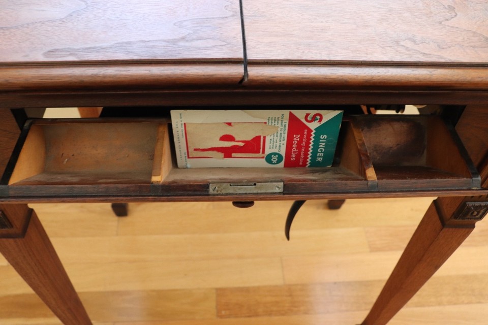 1926 Singer Sewing Machine with Singer No.40 Sewing Table / Cabinet ...