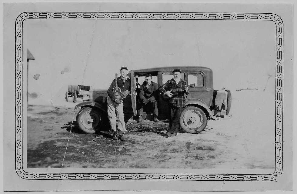 OLD PHOTO MEN CAR HOLDING KAY KRAFT TENOR GUITAR STELLA GUITAR ...