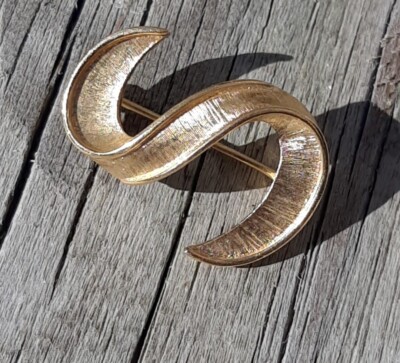 TRAFARI BRUSHED GOLD TONE, SHINY EDGED S-shaped RIBBON Statement BROOCH ...