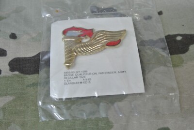 US ARMY PATHFINDER Pin Badge GENUINE ISSUE New in pkg 1983 Free ...