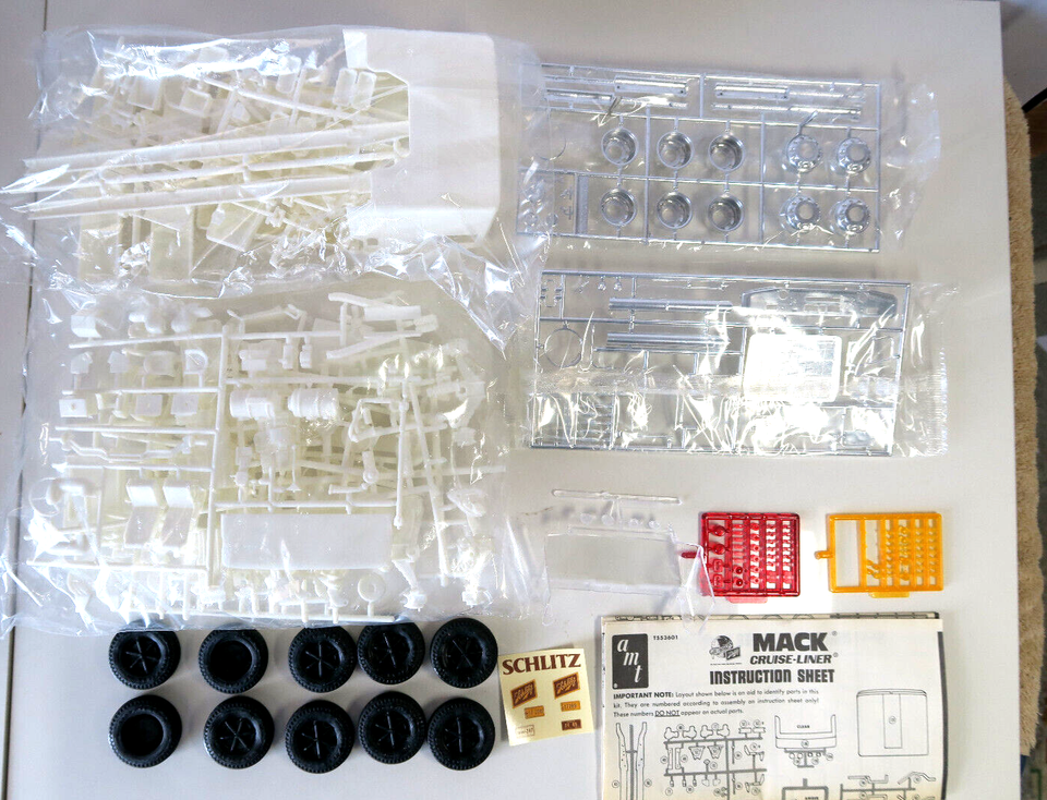 Mack Cruise Liner Schlitz - AMT 1:25 Scale Model Kit #T553 Open Box ...