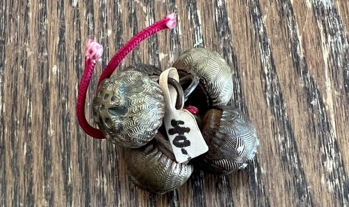 Vintage Brass Textured & Raised Scroll Loop? Design Metal Shank Round ...