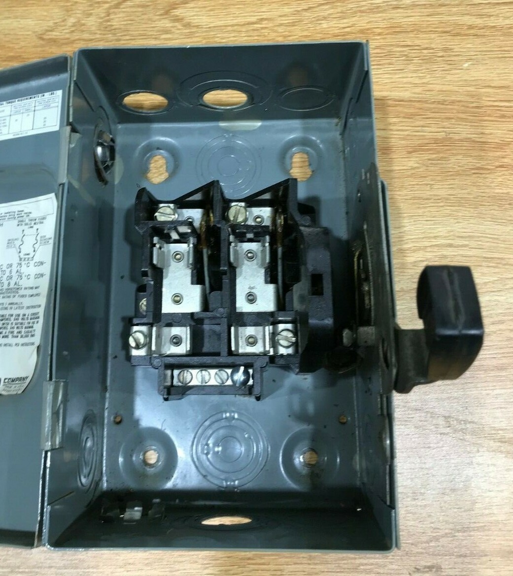 SQUARE D 30A 240VAC TYPE 1 ENCLOSURE SAFETY SWITCH D221N SER. E1 | eBay