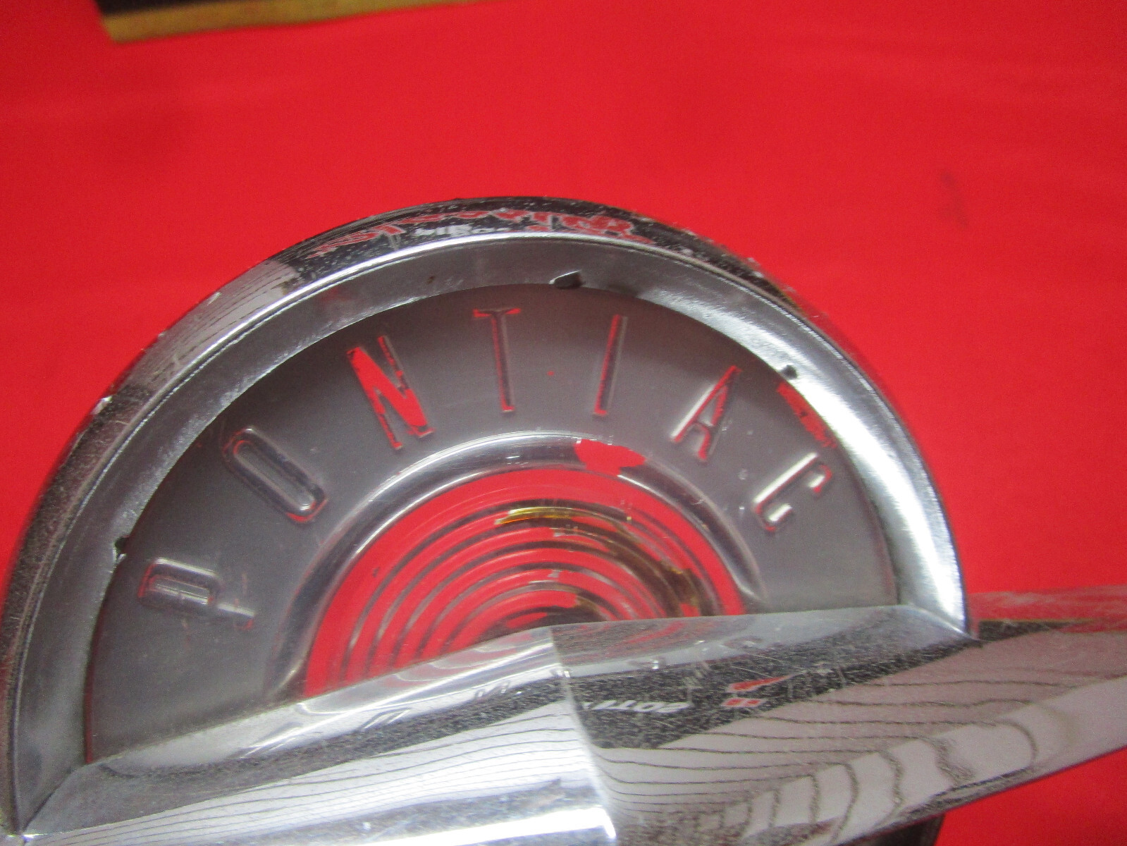 1957 PONTIAC HOOD EMBLEM ORNAMENT CRACKED BAR | eBay