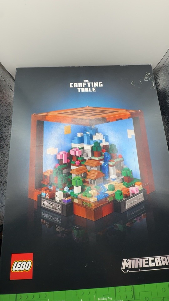 LEGO Minecraft The Crafting Table - Collectible Building Set #21265 ...