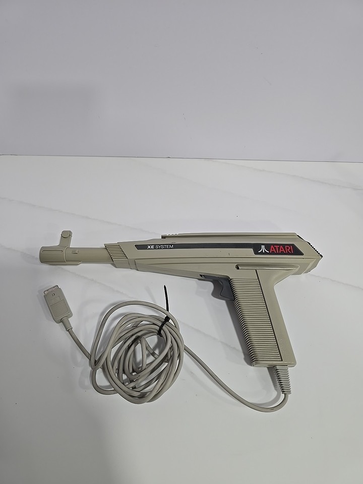 Atari XE Game Console w/1 Controller, Light Gun, Keyboard, Pac-man ...