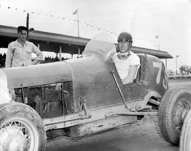 1940s driver ready start an 1940s Sprint Car race Motor Racing Old ...