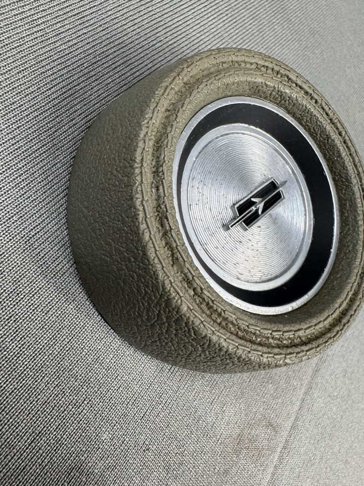 1968-1969 Oldsmobile Cutlass Vista Cruiser 88 98 Steering Wheel Horn ...