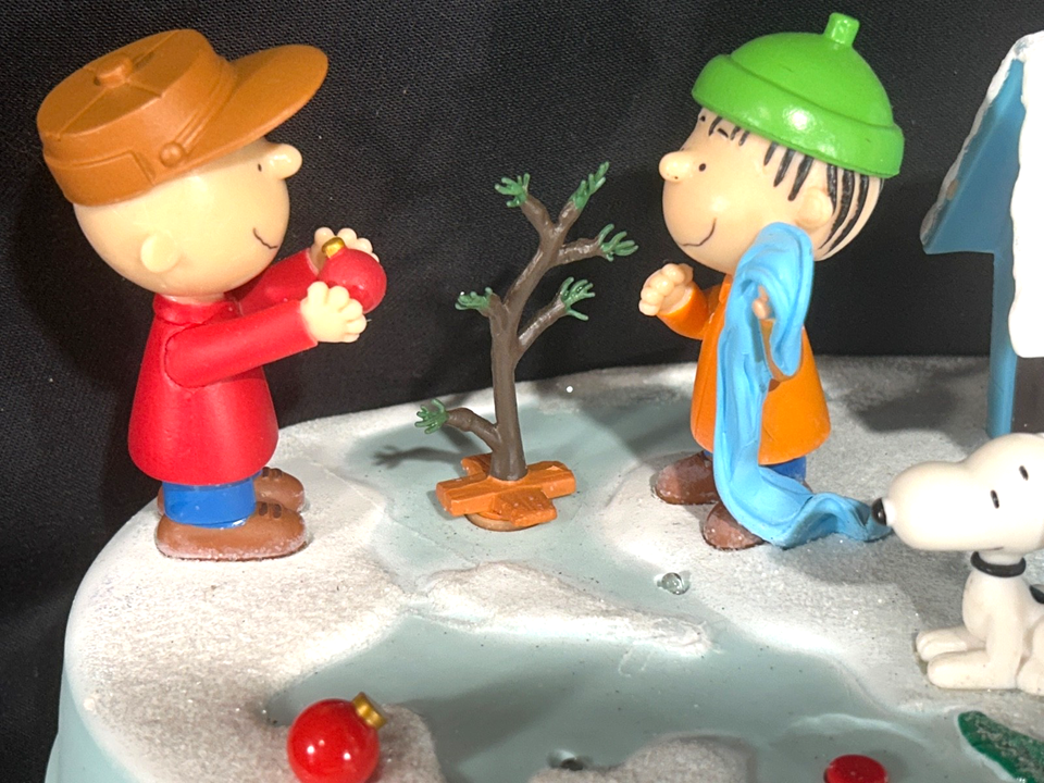 PEANUTS 2015 CHARLIE BROWN Spinng CHRISTMAS TREE SNOOPY LINUS ANIMATED ...