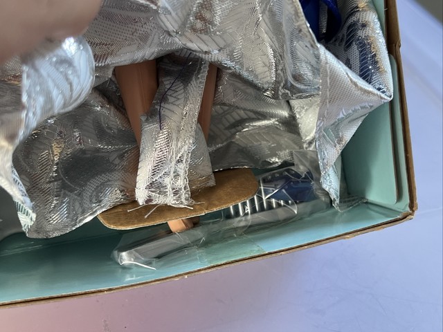 Barbie Winter Velvet Special Edition Avon Doll Figure S6 for sale ...