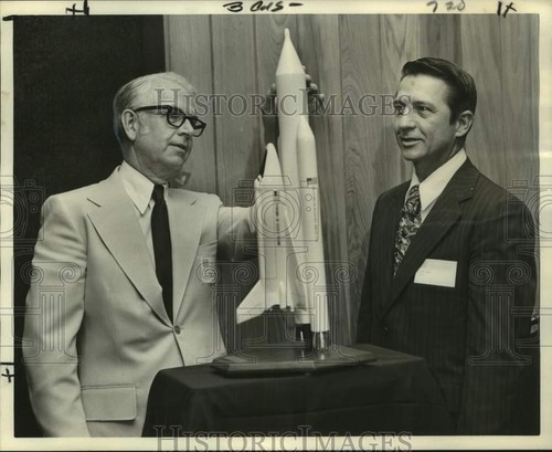 1973 Press Photo NASA official discusses space shuttle with Martin ...