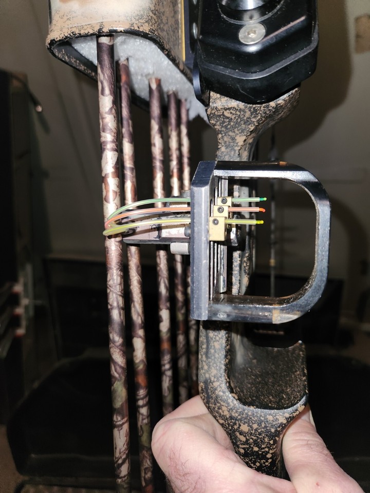 Hoyt Raptor Carbonite Compound Bow (RIGHT HAND) with Case and extras | eBay
