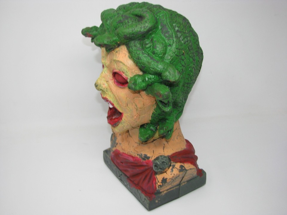 Medusa Head Glowing Red Talking Animated Snakes Magic Power 2011 ...